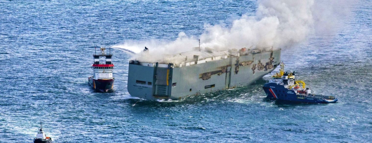Σε εξέλιξη η ρυμούλκηση του πλοίου που τυλίχθηκε στις φλόγες ενώ ...