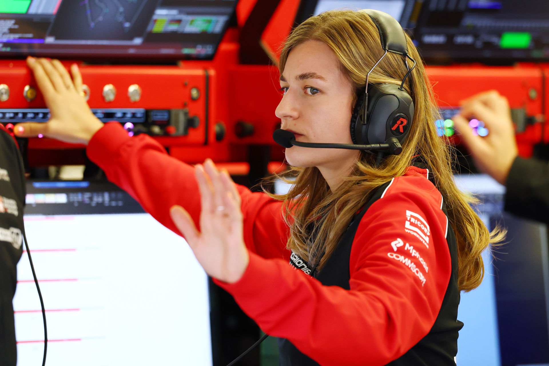 Laura Müller: Η πρώτη γυναίκα μηχανολόγος αγώνων της F1 - motorone.gr